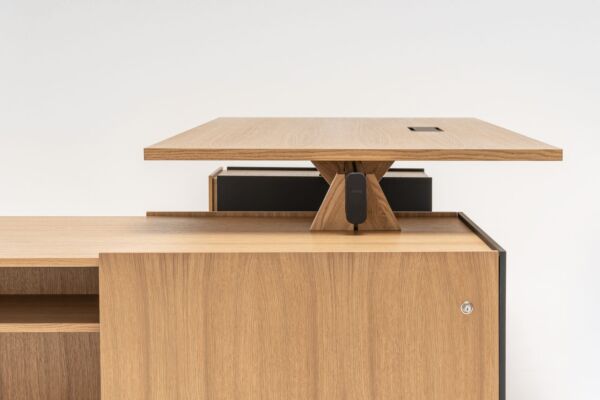 Viga executive desk with storage and pedestal | .mdd | MDD