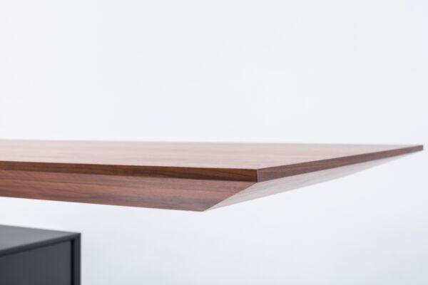 Gravity executive desk height adjustment | .mdd | MDD