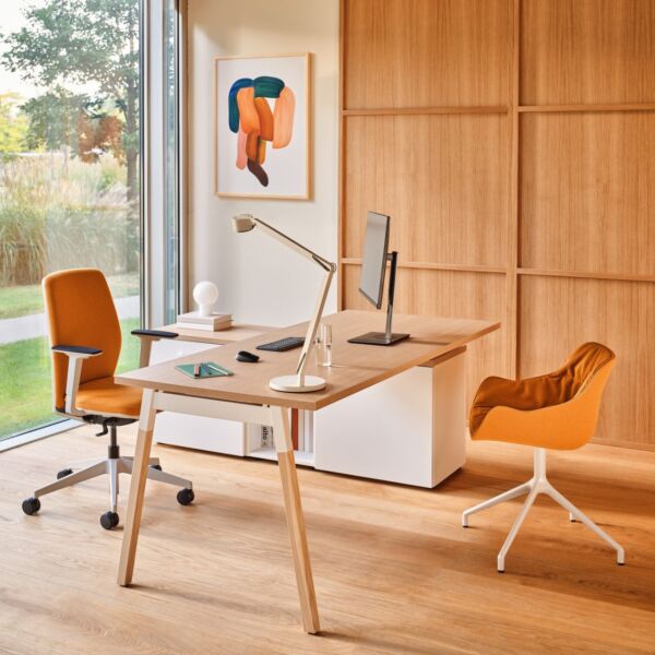 Ogi W desk with managerial cabinet | .mdd | MDD