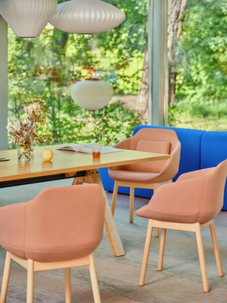 Ultra chair with wooden base | .mdd | MDD