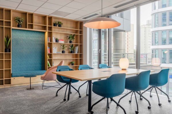 Ultra chair 4-star base with castors | MDD