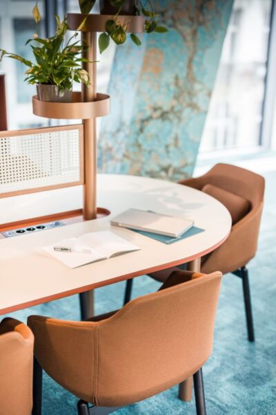 Ultra chair with wooden base | .mdd | MDD